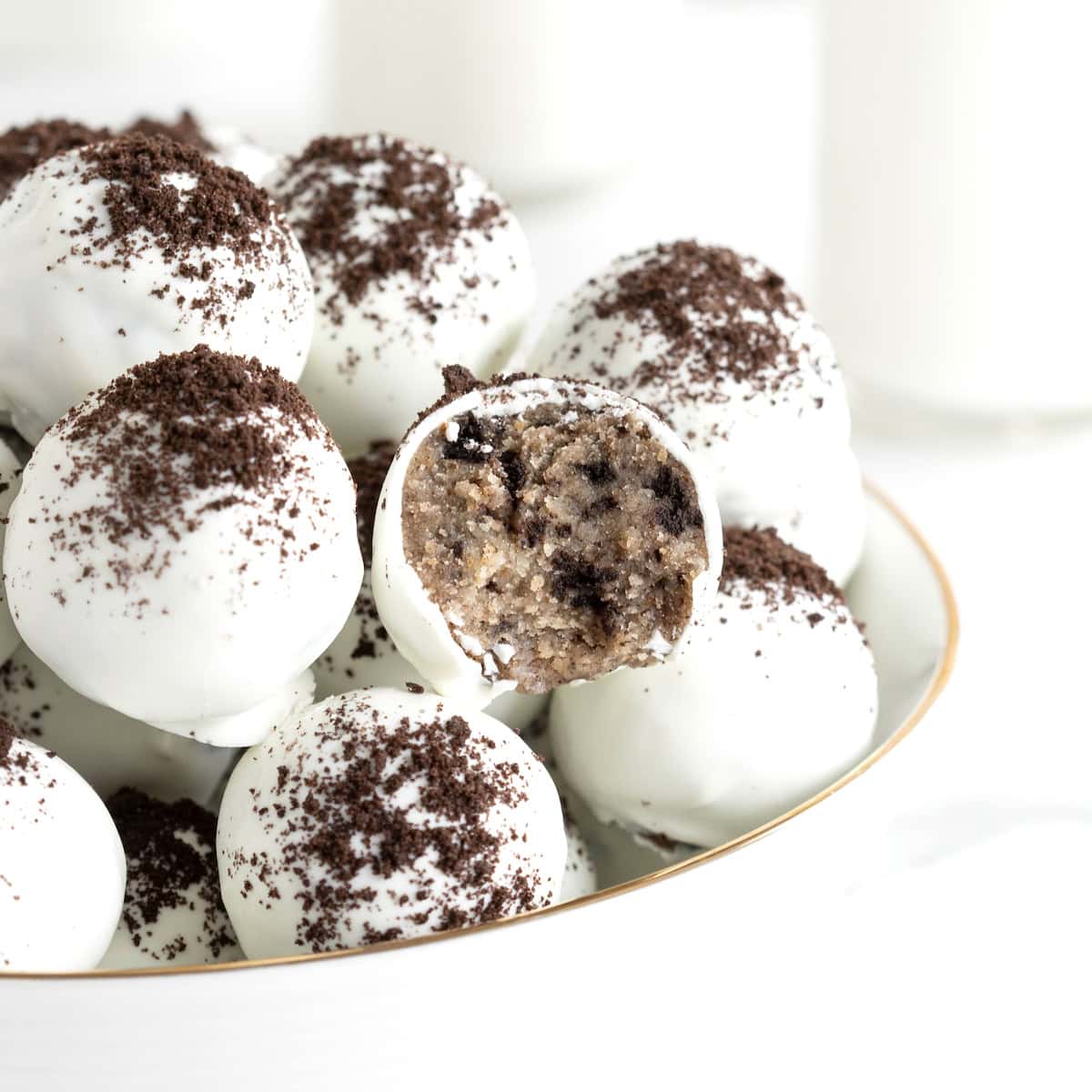 Oreo Cake Balls - The BakerMama